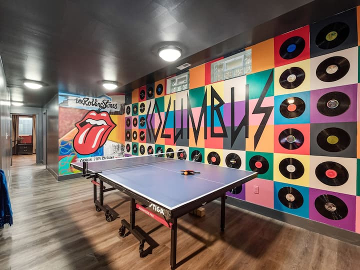 Rock & Roll House: Pingpong, Hot Tub, Theatre Area - Ohio