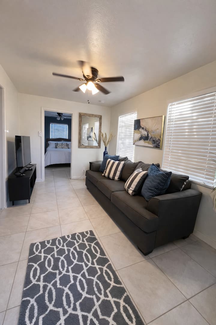 Private 1br Upstairs Rental Unit W/ Kitchen &Patio - Fresno, CA