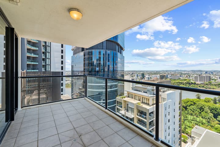 Central 3br Sky-high Riverviews | Pool & Carpark - Brisbane