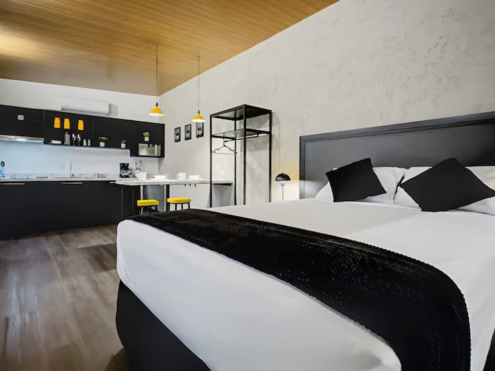 Acogedor • Japandi Style | Cozy | 2p+a/c + Parqueo - Guatemala City