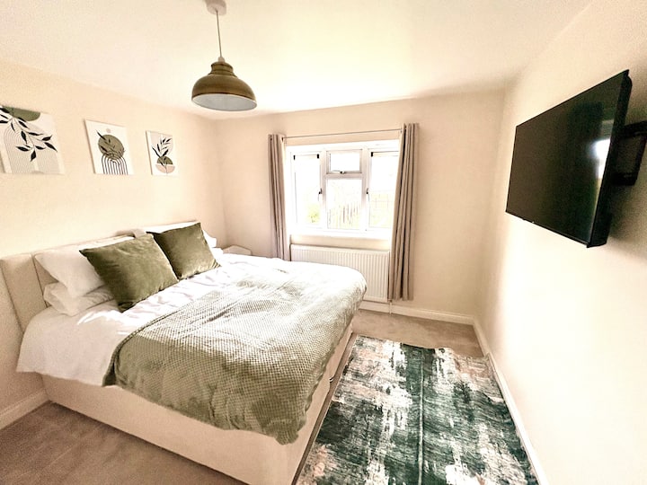 Work-ready 3br Colchester | Parking | Fast Wi-fi - Colchester
