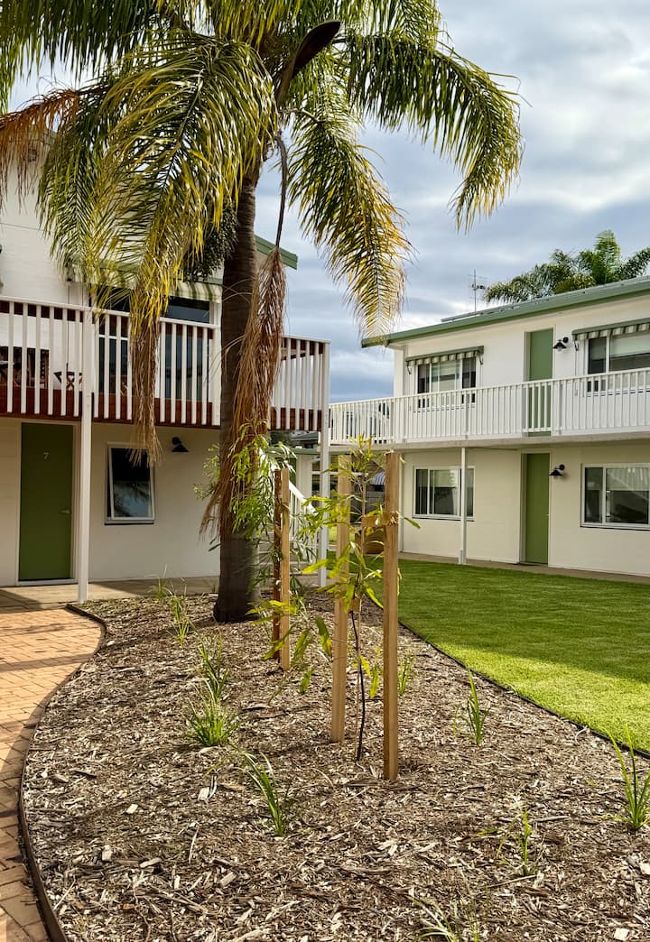 Light Coastal Apartment | Prime Merimbula Location - 팜불라