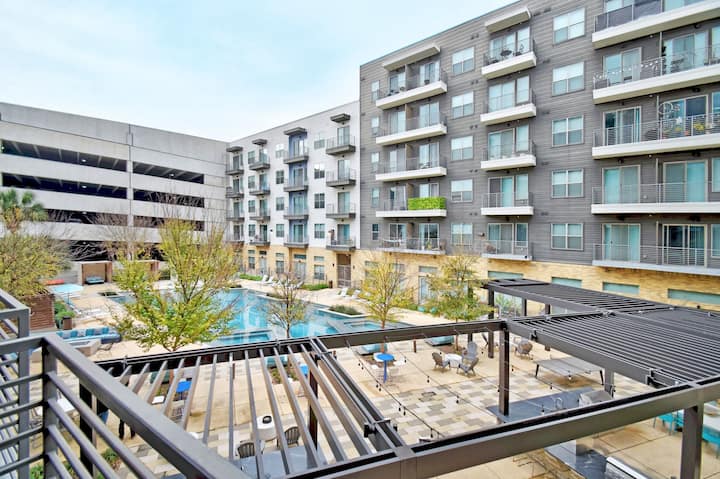 Pool View Condo | Riverwalk | Free Parking | Sat - AT&T Center