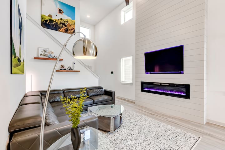 Sleek Modern Home W/ High Ceilings & Fireplace - San Marcos, TX
