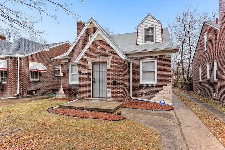 Clean/comfy 3brw/4 Beds • Great Wifi • 8–10 Guests - Warren, MI