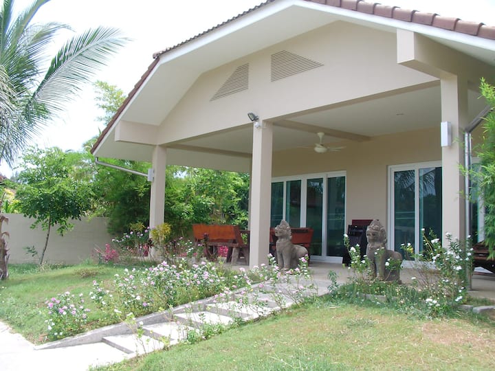 Relax & Enjoy Thai Guesthouse  In Strandnähe - Khao Lak