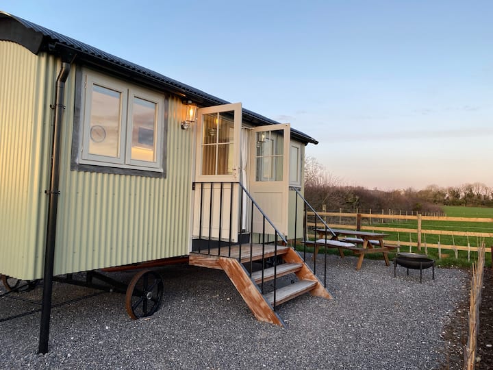 Countryside Views, Fire Pit, 2 Miles Stonehenge - United Kingdom