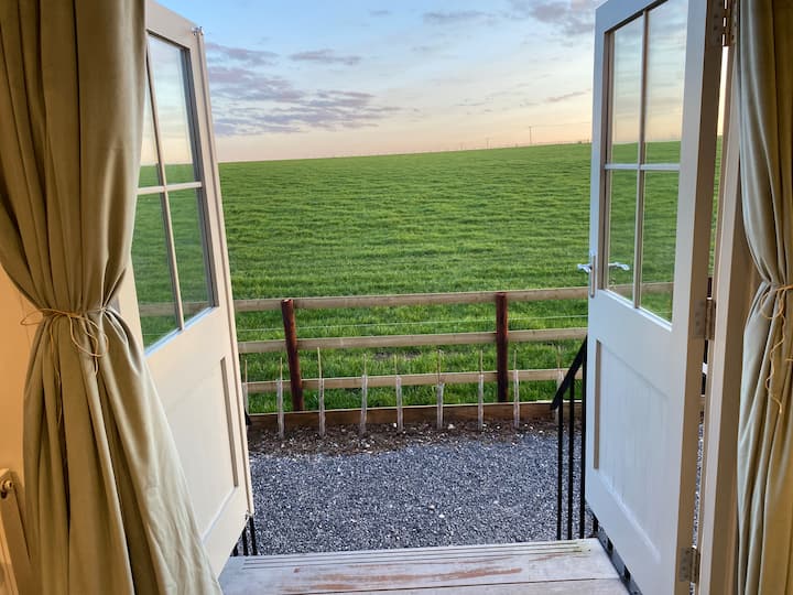 Harry’s Hut- 5* Farm Stay Near Stonehenge - United Kingdom