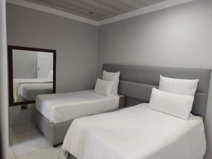 Vaal Lodge - 12 Sleeper - Meyerton