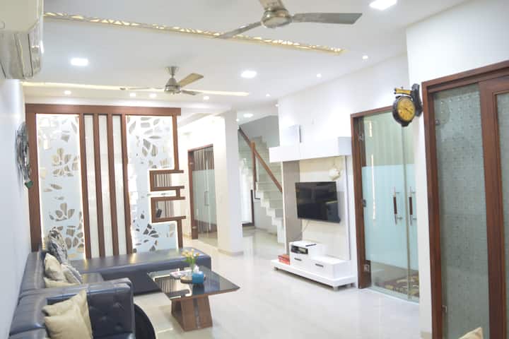 Raahat Stays-38| Intimate 4bhk Home | Lift+kitchen - Chandigarh