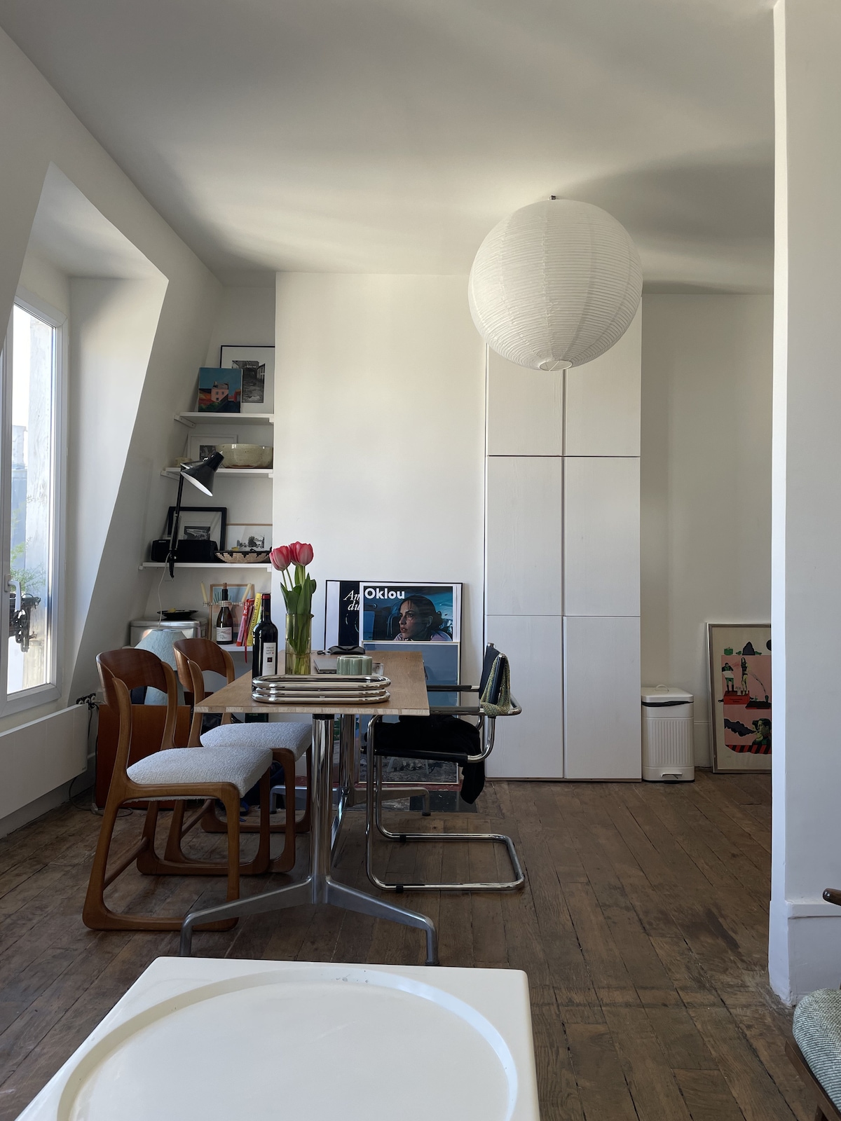 Pequeño apartamento bajo los tejados cerca de Montmartre ...