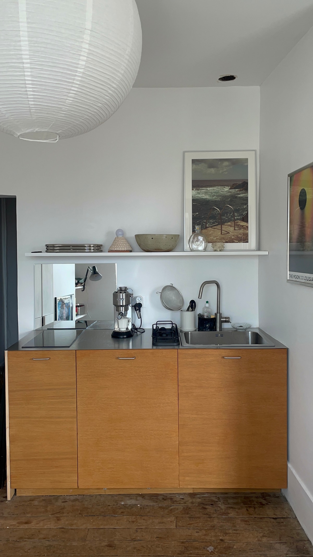 Pequeño apartamento bajo los tejados cerca de Montmartre ...