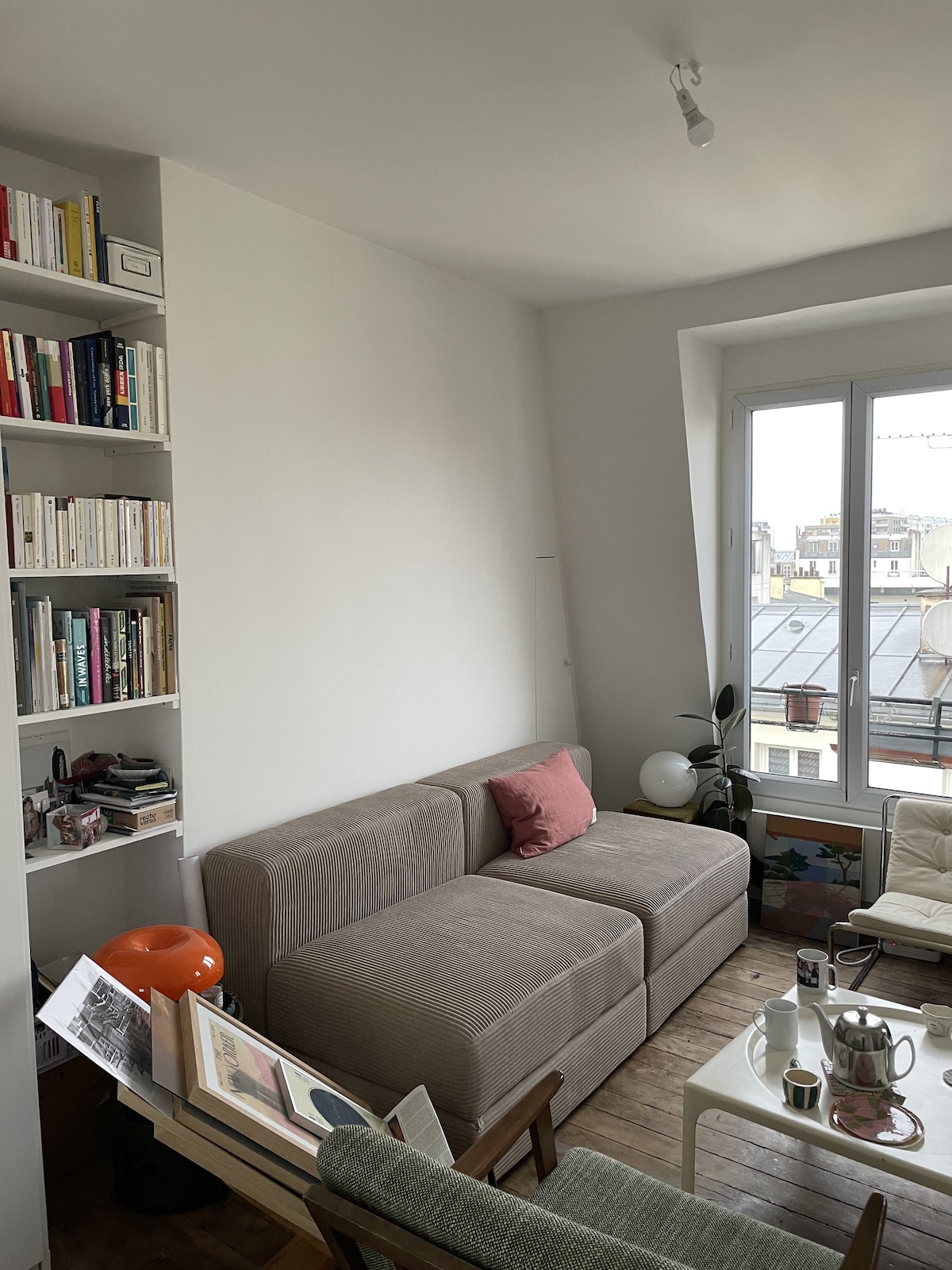 Pequeño apartamento bajo los tejados cerca de Montmartre ...