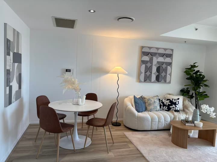 Burwood 2br Next To Station & Mall - Burwood