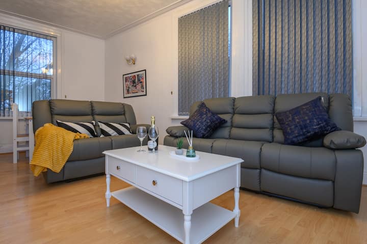Newly Refurbished Headingley Home + Free Parking - Leeds