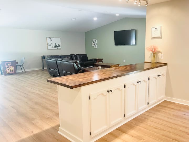 Spacious Oak Retreat | Sleeps 9 | Arcade Fun - West Monroe, LA