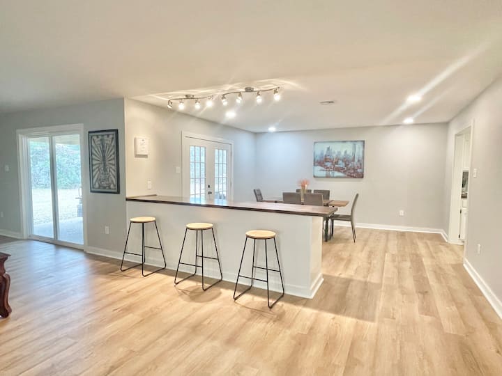 Spacious Oak Retreat | Sleeps 9 | Arcade Fun - West Monroe, LA