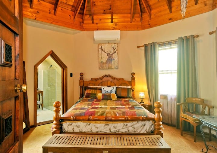 The Canada Room Is Styled To A Wilderness Lodge. - Taree