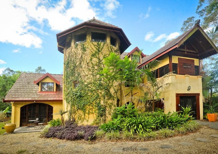 The Spain Room Is Styled In Red Traditional Colour - Taree