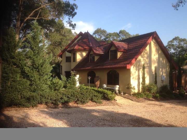Your Castle Stay At 
“Eakin House” - Taree