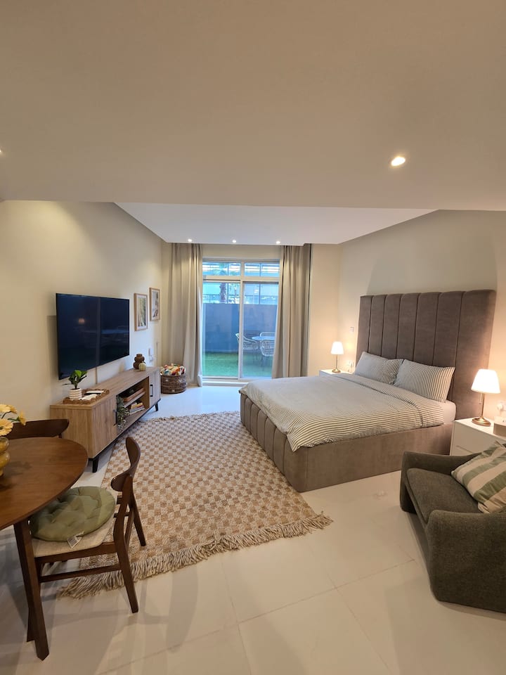 Downtown Gem: Studio With Large Private Terrace - Dubai