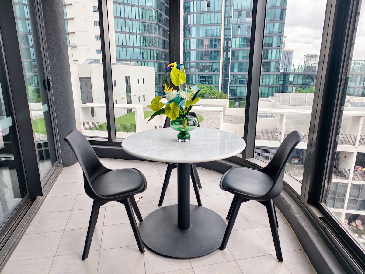 Burwood High-rise 2-bedroom apartment near Olympic Park, 2-minute walk ...