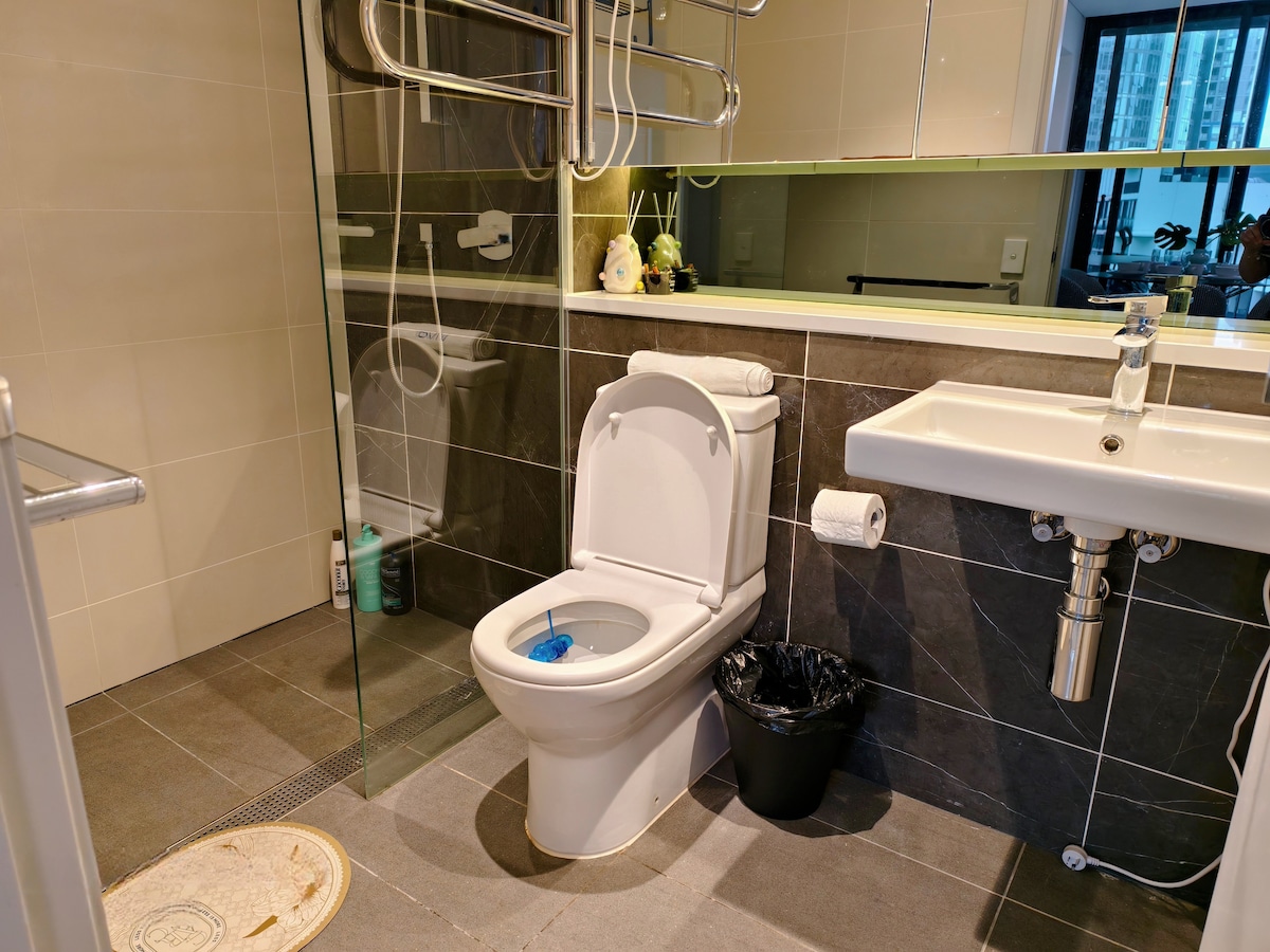 Burwood High-rise 2-bedroom apartment near Olympic Park, 2-minute walk ...