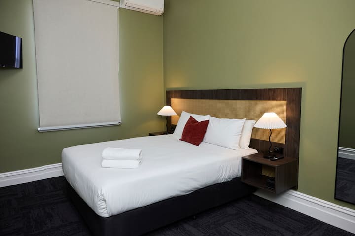 Heritage Listed Queen Room With Ensuite - Bunbury
