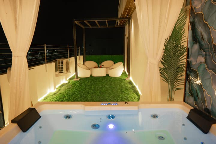 Zythum |Jacuzzi |Roof Top |Movie Room By Homeyhuts - India