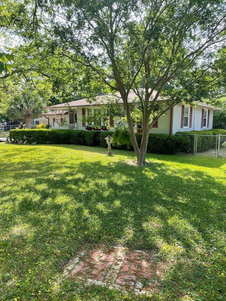 Bonnie's Bungalow - Brent, FL