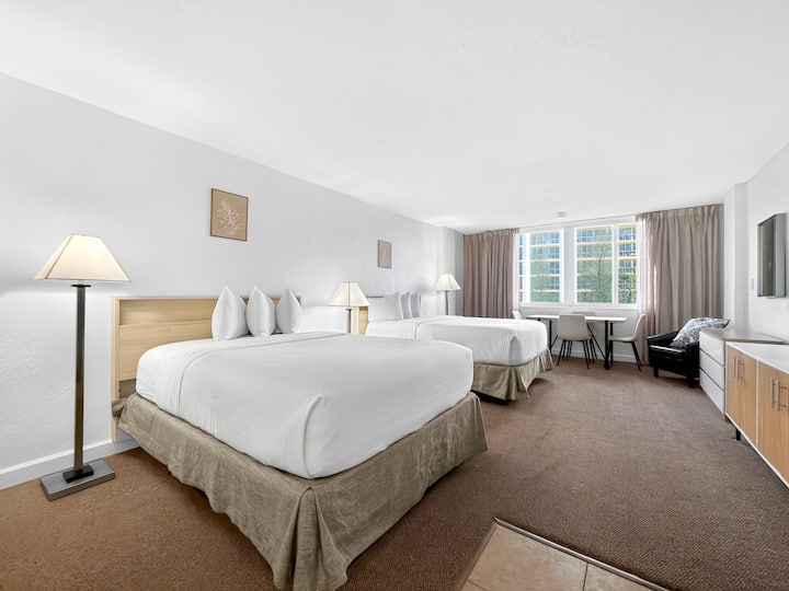 Beachfront Studio W/ Pool & Gym | Sunny Isles - Sunny Isles Beach, FL