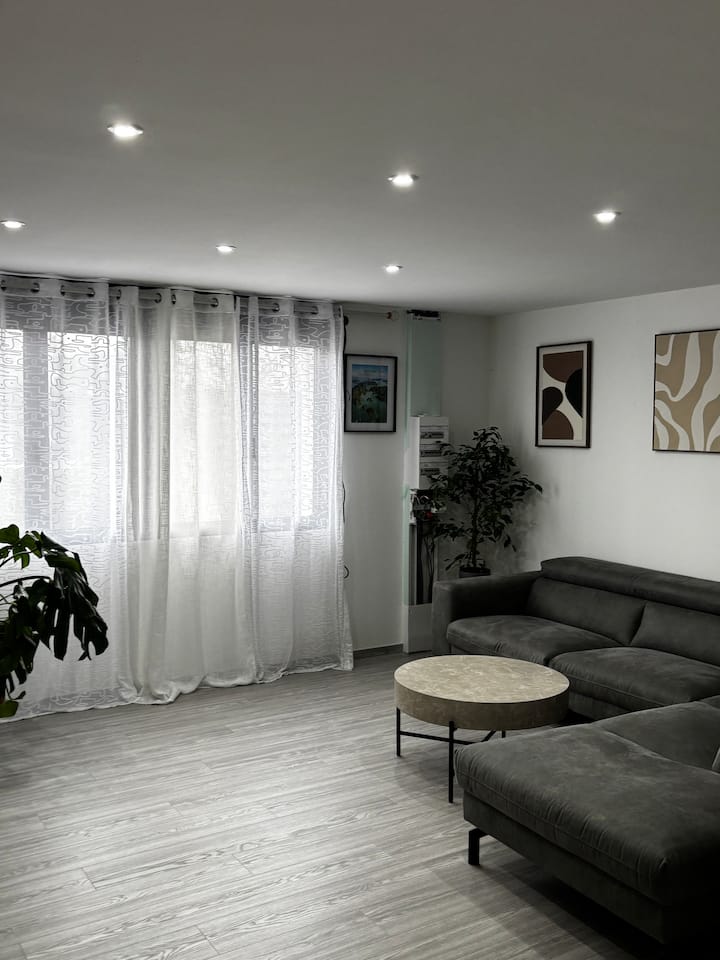Un Séjour Dans Un Appartement éLégant Et Calme - Montceau-les-Mines
