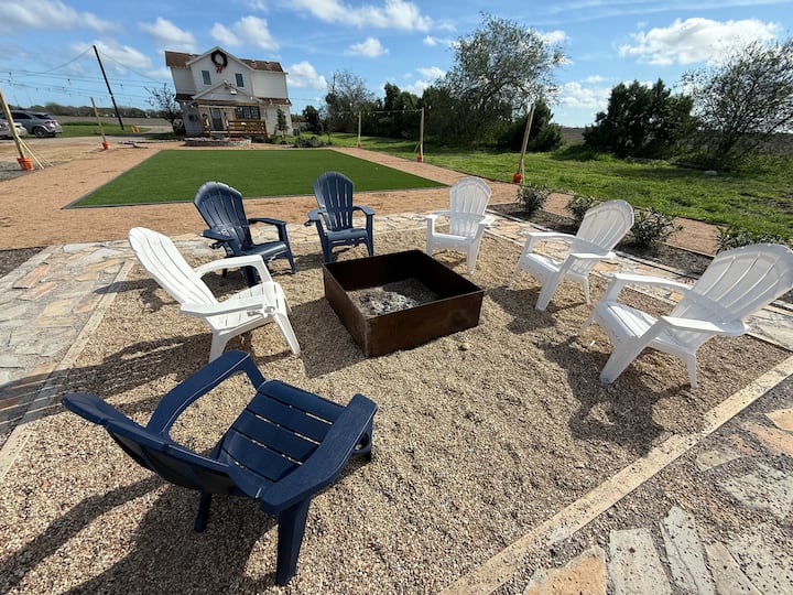 The Farmhouse Collective ~ Charming Texas Retreat - Corpus Christi, TX