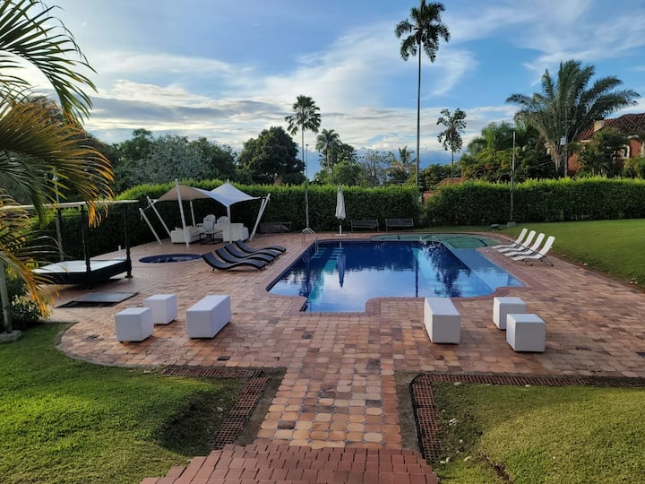 Lujosa Casa Campestre Con Piscina Y Jacuzzi - Cartago - Colombia