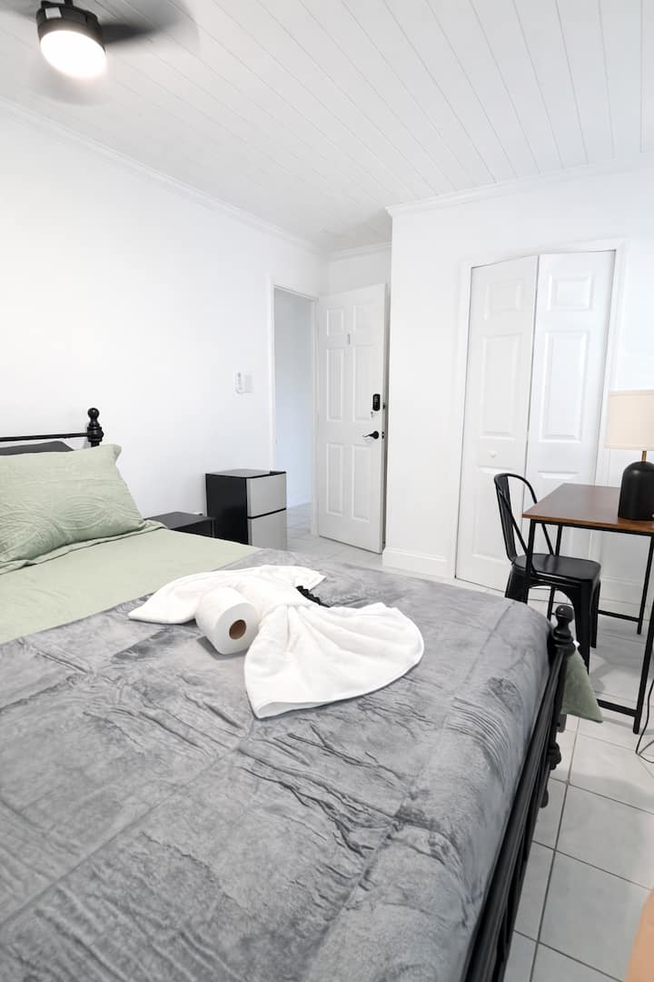 Sunset 01- Private Room With Desk & Mini Fridge - Lake Wales, FL