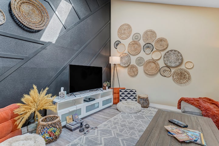 Music Man At Pikes Peak Ctr | Garage | Pets Ok! - Colorado Springs, CO