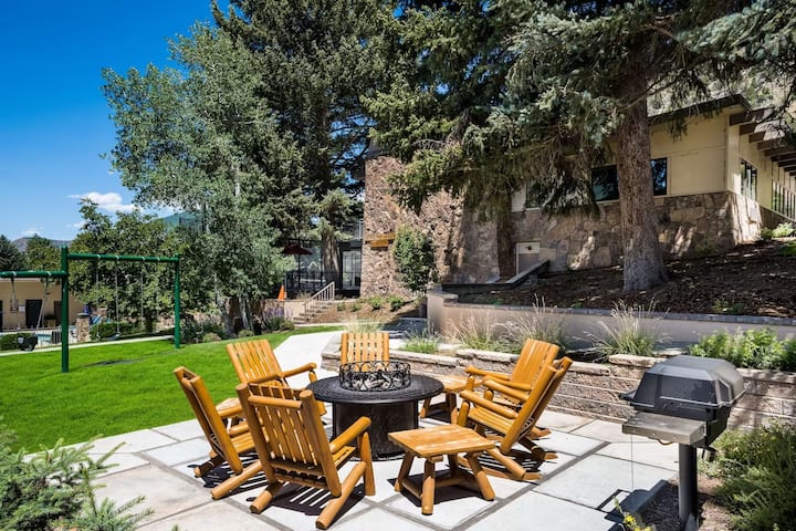 Modern Retreat | Firepit | Free Breakfast | Pool - Glenwood Springs, CO
