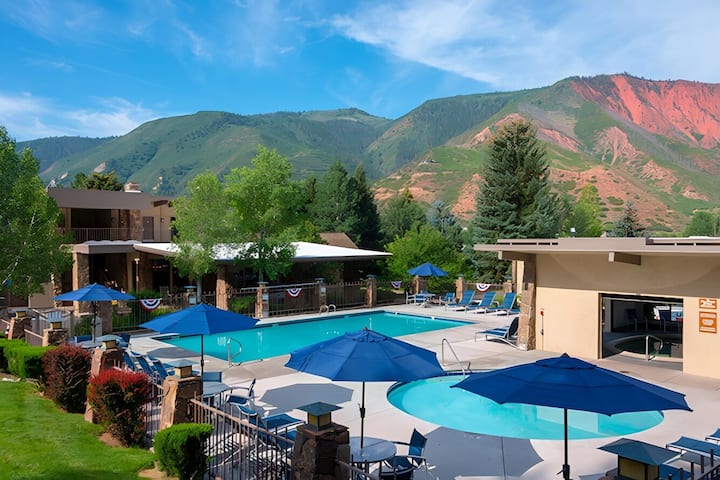 Outdoor Stay | Pool, Fire Pits & Free Breakfast - Glenwood Springs, CO