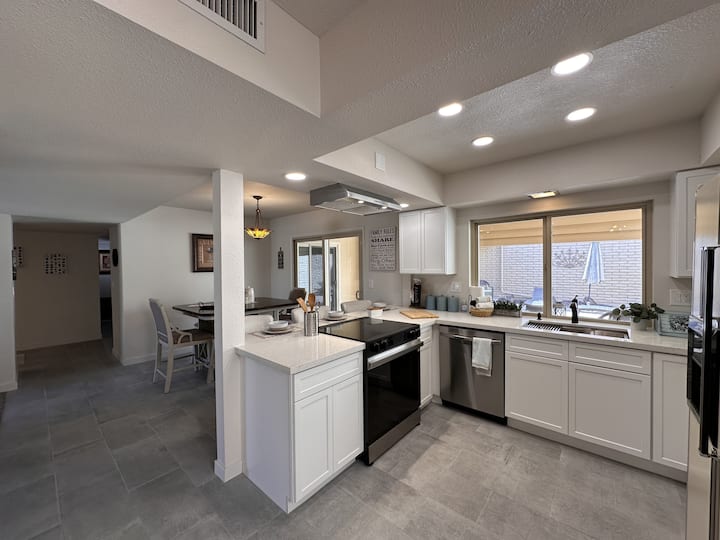 Remodeled Home Adjacent To Lakeview Rec Center - Sun City, AZ