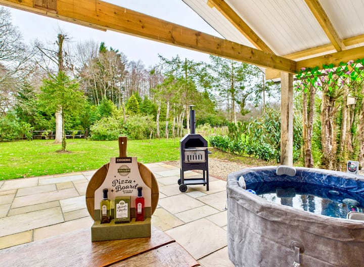 The Pig Sty With Hot Tub And Pizza Oven - Cranbrook