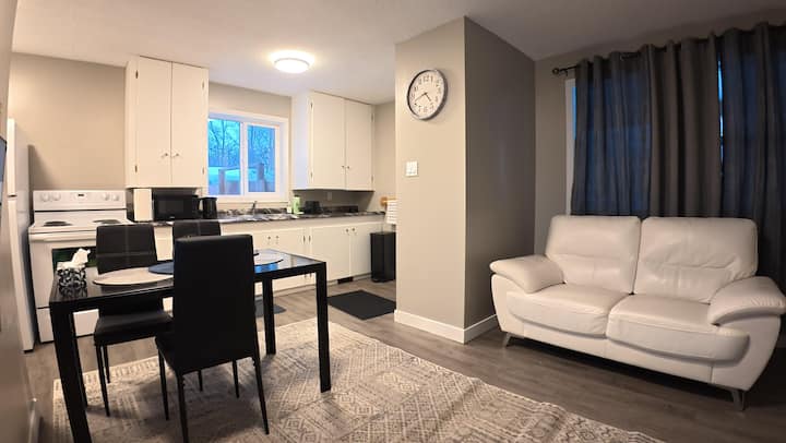 Entire Home | Free Parking | Self Check-in - Saskatoon