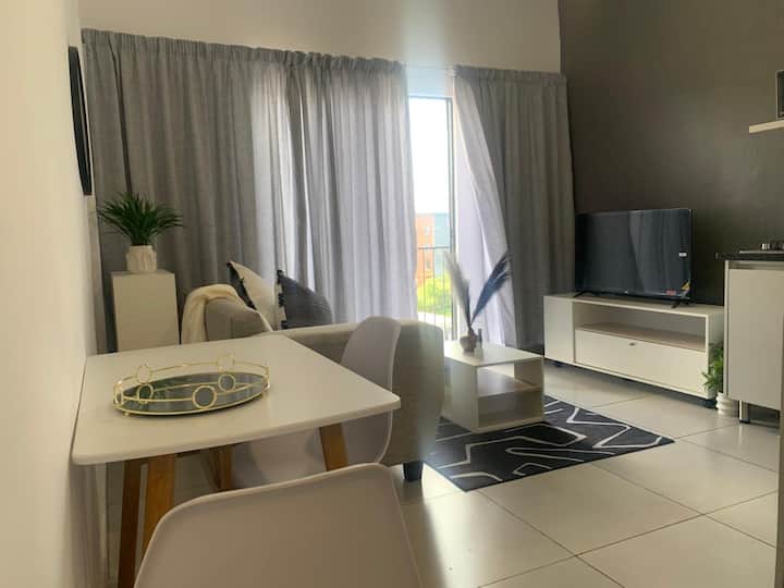 Modern City Loft -Stunning View + High Speed Wi-fi - Randburg