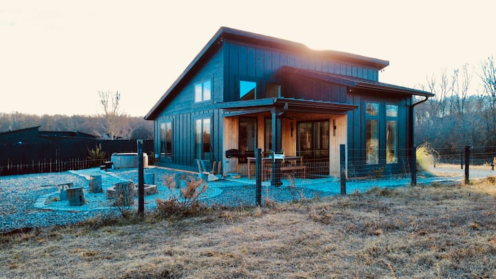Highland Perch | Cozy Rustic Retreat, Sleeps 4 - Caroline du Nord