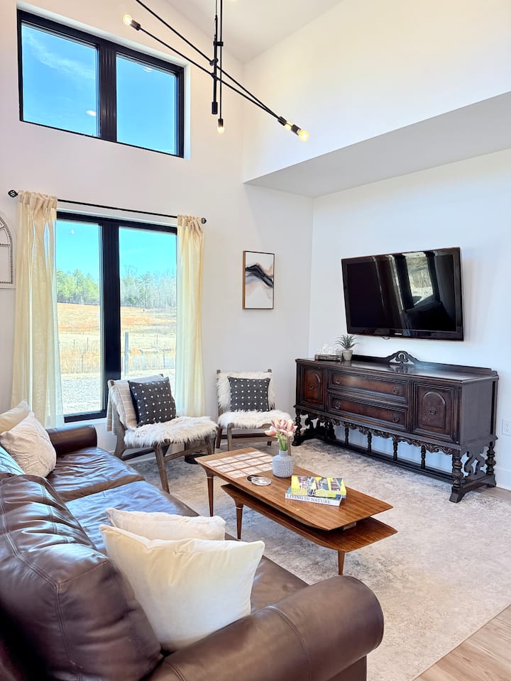 Highland Perch | Cozy Rustic Retreat, Sleeps 4 - Zootastic Park, Troutman