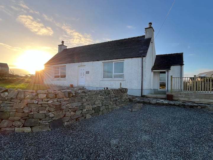 Taigh A’ Gheàrr                Cottage In Shawbost - Lewis and Harris
