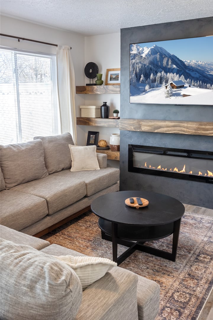 Cozy Modern Rustic Comfort | Peaceful Lehi Retreat - Lehi, UT