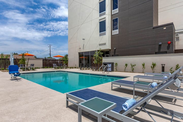 King Room | Near Tempe Marketplace | Outdoor Pool - Tempe, AZ