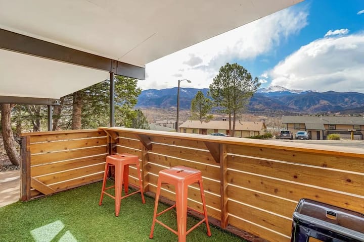 Garden Of The Gods Base | Sleeps 14 - Manitou Springs, CO
