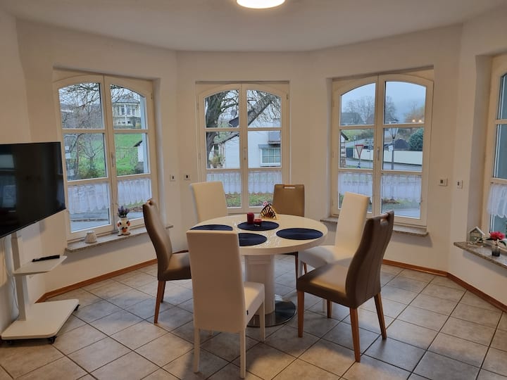 Zwischen Weinbergen Und Moselglanz - Leiwen