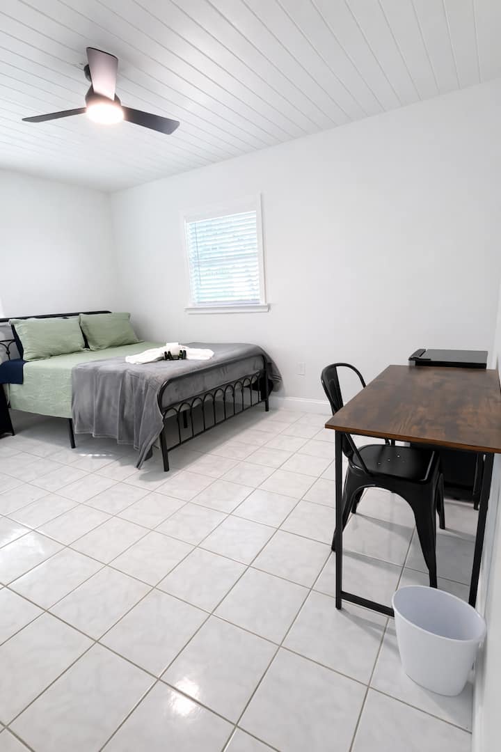 Sunset 02 - Bright Minimalist Bedroom - Lake Wales, FL